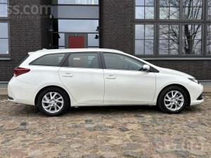 White Toyota Auris 2016 in Riga, with an engine capacity of 1.60 L and mileage of 0 thousand km for 6500 €, photo 3 on AUTOMOTO.COM.LV