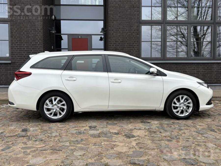 White Toyota Auris 2016 in Riga, with an engine capacity of 1.60 L and mileage of 0 thousand km for 6500 €, photo 3 on AUTOMOTO.COM.LV