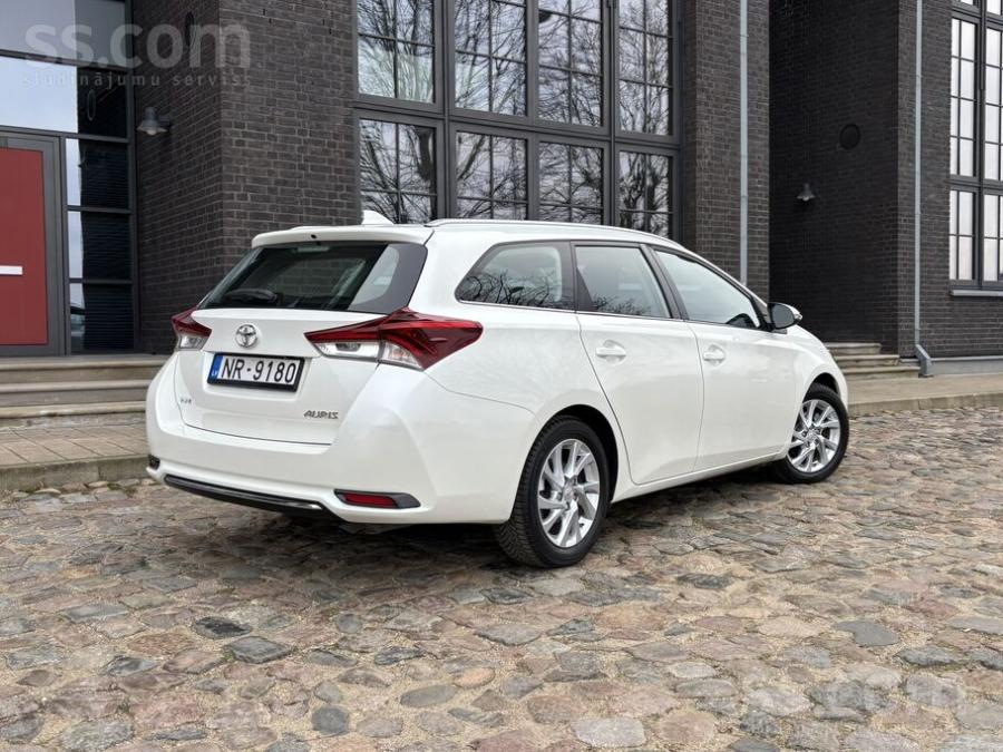 White Toyota Auris 2016 in Riga, with an engine capacity of 1.60 L and mileage of 0 thousand km for 6500 €, photo 5 on AUTOMOTO.COM.LV