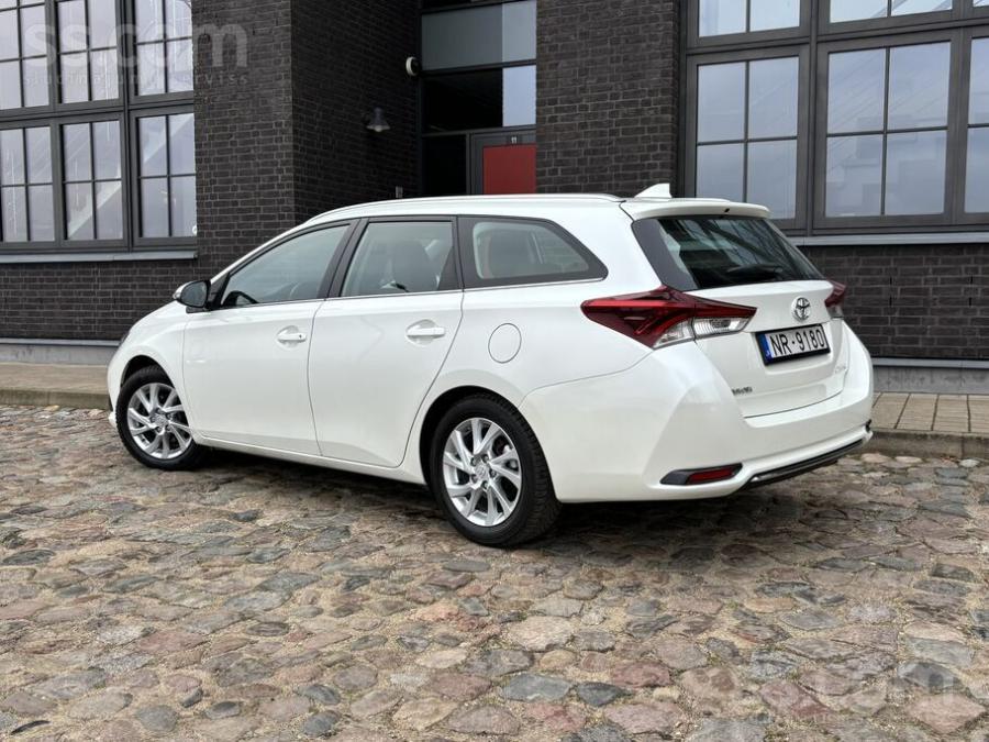 White Toyota Auris 2016 in Riga, with an engine capacity of 1.60 L and mileage of 0 thousand km for 6500 €, photo 6 on AUTOMOTO.COM.LV