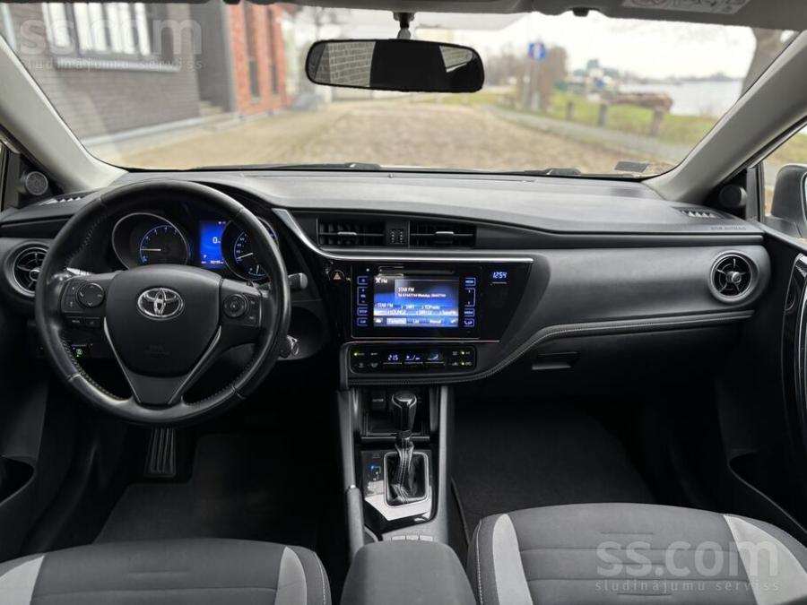 White Toyota Auris 2016 in Riga, with an engine capacity of 1.60 L and mileage of 0 thousand km for 6500 €, photo 7 on AUTOMOTO.COM.LV