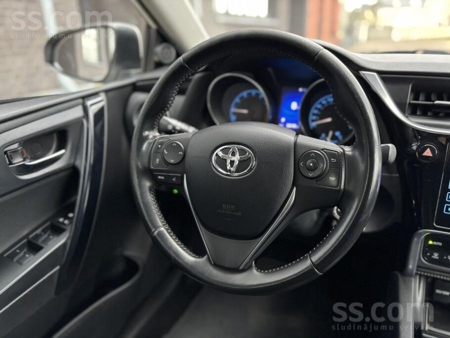 White Toyota Auris 2016 in Riga, with an engine capacity of 1.60 L and mileage of 0 thousand km for 6500 €, photo 11 on AUTOMOTO.COM.LV