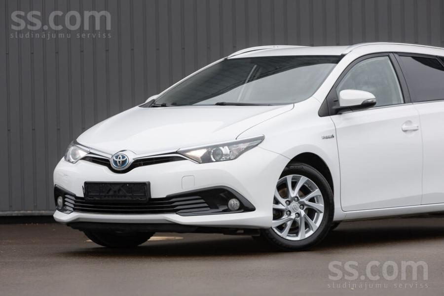White Toyota Auris 2016 in Jelgava, with an engine capacity of 1.80 L and mileage of 0 thousand km for 9700 €, photo 2 on AUTOMOTO.COM.LV