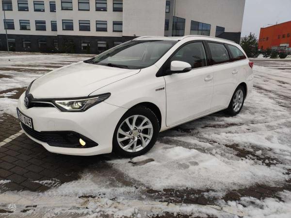 White Toyota Auris 2016 in Vilnius, with an engine capacity of 1.80 L and mileage of 178 thousand km for 8650 €, photo 1 on AUTOMOTO.COM.LV