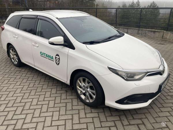 White Toyota Auris 2016 in Vilnius, with an engine capacity of 1.60 L and mileage of 325 thousand km for 6000 €, photo 4 on AUTOMOTO.COM.LV