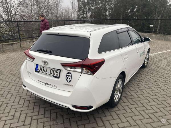 White Toyota Auris 2016 in Vilnius, with an engine capacity of 1.60 L and mileage of 325 thousand km for 6000 €, photo 5 on AUTOMOTO.COM.LV