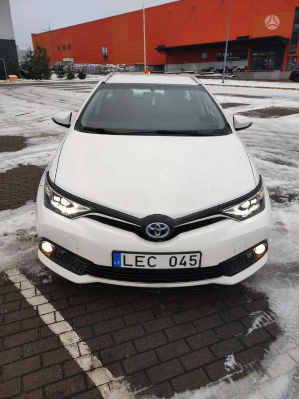 White Toyota Auris 2016 in Vilnius, with an engine capacity of 1.80 L and mileage of 178 thousand km for 8650 €, photo 2 on AUTOMOTO.COM.LV