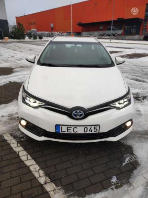 White Toyota Auris 2016 in Vilnius, with an engine capacity of 1.80 L and mileage of 178 thousand km for 8650 €, photo 2 on AUTOMOTO.COM.LV