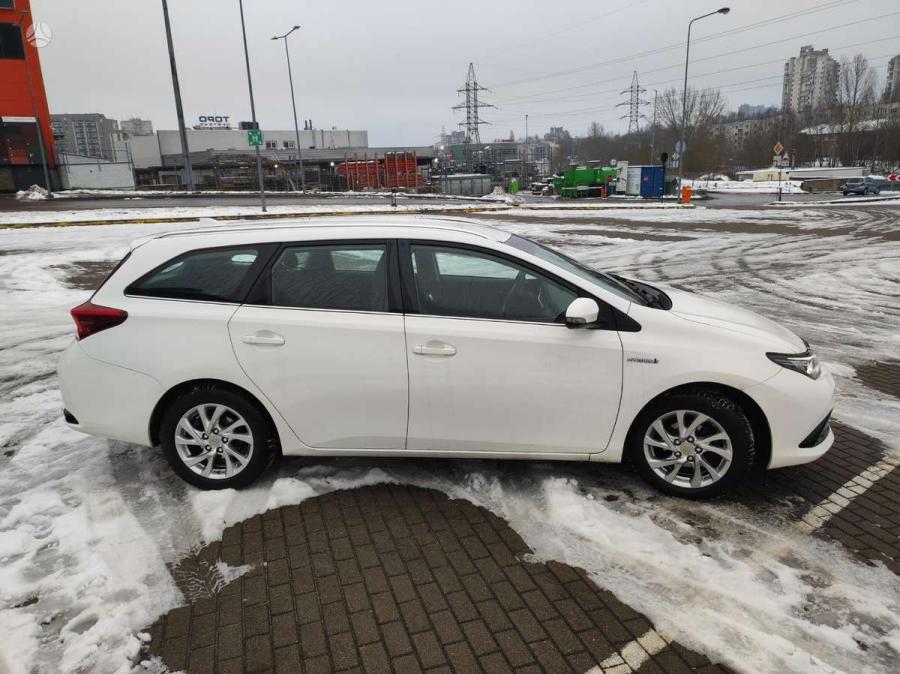 White Toyota Auris 2016 in Vilnius, with an engine capacity of 1.80 L and mileage of 178 thousand km for 8650 €, photo 4 on AUTOMOTO.COM.LV