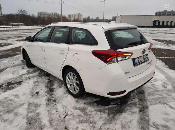 White Toyota Auris 2016 in Vilnius, with an engine capacity of 1.80 L and mileage of 178 thousand km for 8650 €, photo 7 on AUTOMOTO.COM.LV