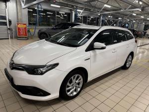 White Toyota Auris 2016 in Vilnius, with an engine capacity of 1.80 L and mileage of 238 thousand km for 5999 €, photo  on AUTOMOTO.COM.LV