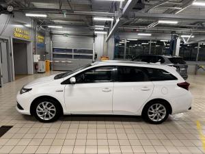 White Toyota Auris 2016 in Vilnius, with an engine capacity of 1.80 L and mileage of 238 thousand km for 5999 €, photo 3 on AUTOMOTO.COM.LV