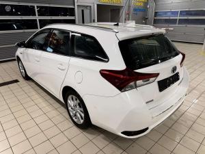 White Toyota Auris 2016 in Vilnius, with an engine capacity of 1.80 L and mileage of 238 thousand km for 5999 €, photo 5 on AUTOMOTO.COM.LV