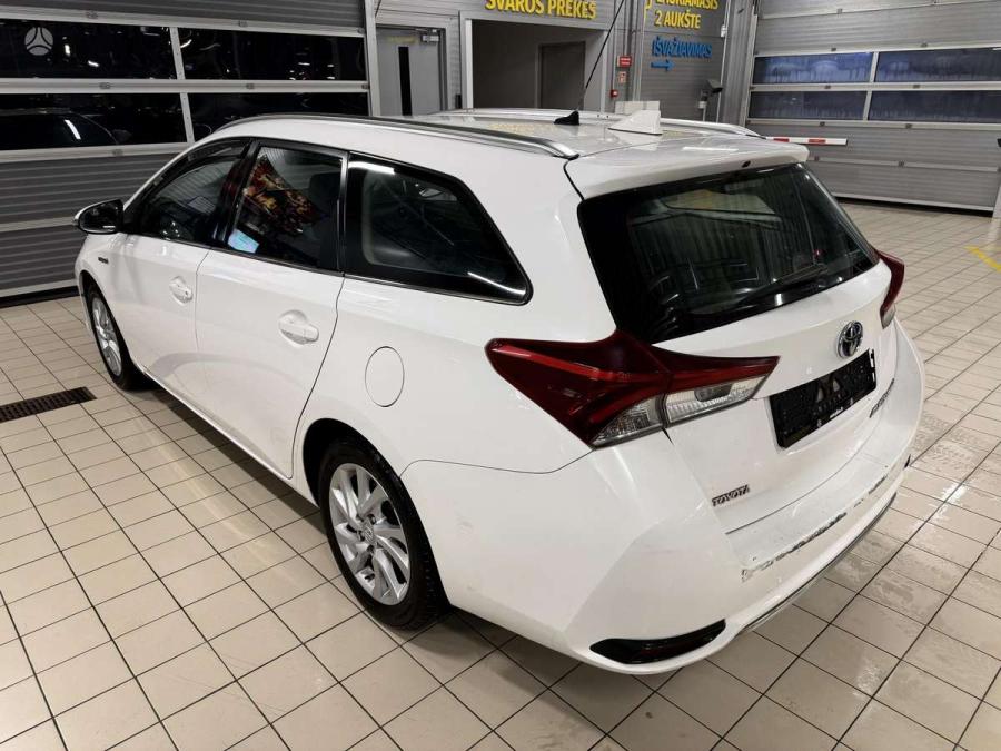 White Toyota Auris 2016 in Vilnius, with an engine capacity of 1.80 L and mileage of 238 thousand km for 5999 €, photo 5 on AUTOMOTO.COM.LV