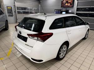 White Toyota Auris 2016 in Vilnius, with an engine capacity of 1.80 L and mileage of 238 thousand km for 5999 €, photo 6 on AUTOMOTO.COM.LV