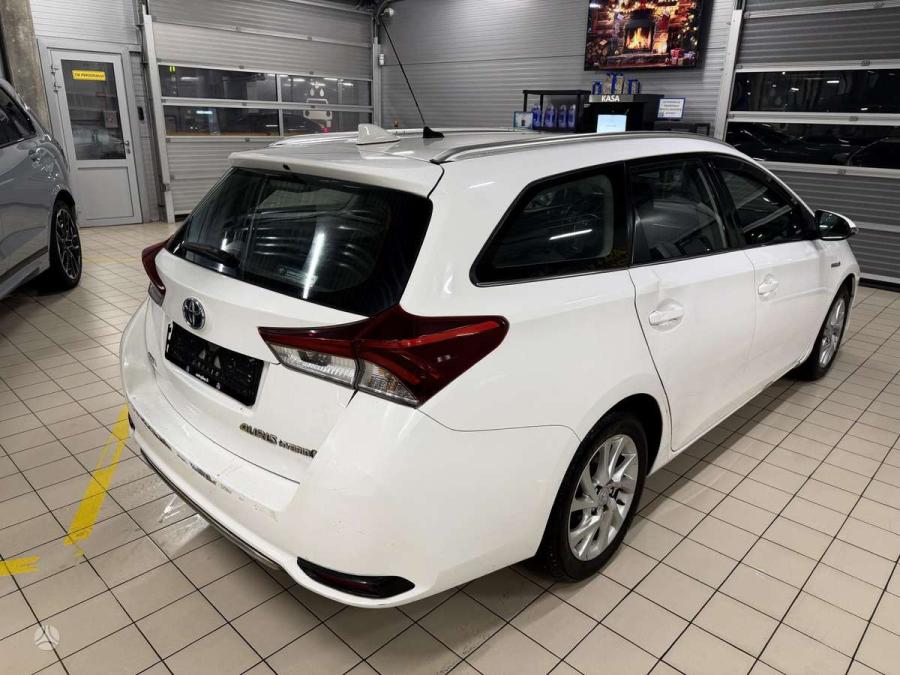 White Toyota Auris 2016 in Vilnius, with an engine capacity of 1.80 L and mileage of 238 thousand km for 5999 €, photo 6 on AUTOMOTO.COM.LV