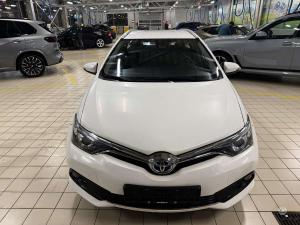White Toyota Auris 2016 in Vilnius, with an engine capacity of 1.80 L and mileage of 238 thousand km for 5999 €, photo 7 on AUTOMOTO.COM.LV