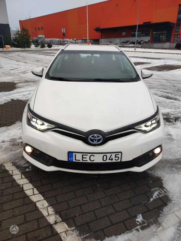 White Toyota Auris 2016 in Vilnius, with an engine capacity of 1.80 L and mileage of 178 thousand km for 8650 €, photo 2 on AUTOMOTO.COM.LV
