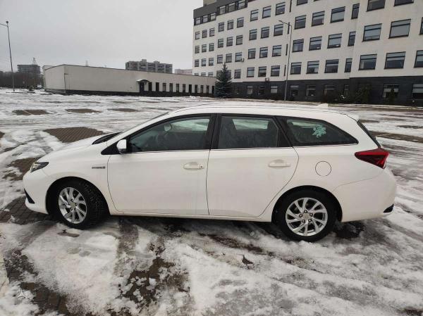 White Toyota Auris 2016 in Vilnius, with an engine capacity of 1.80 L and mileage of 178 thousand km for 8650 €, photo 8 on AUTOMOTO.COM.LV