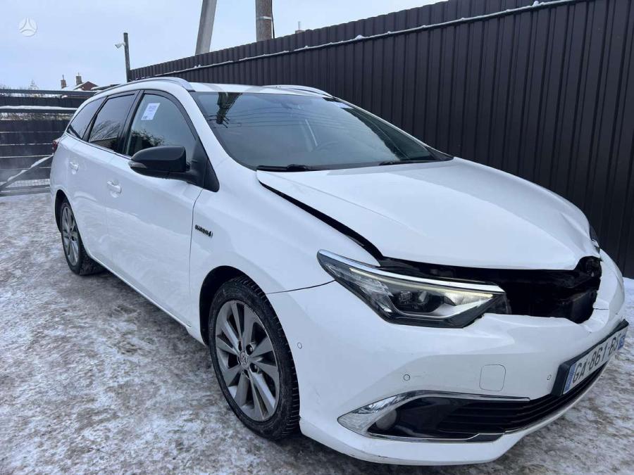 White Toyota Auris 2016 in Kaunas, with an engine capacity of 1.80 L and mileage of 287 thousand km for 4600 €, photo 1 on AUTOMOTO.COM.LV