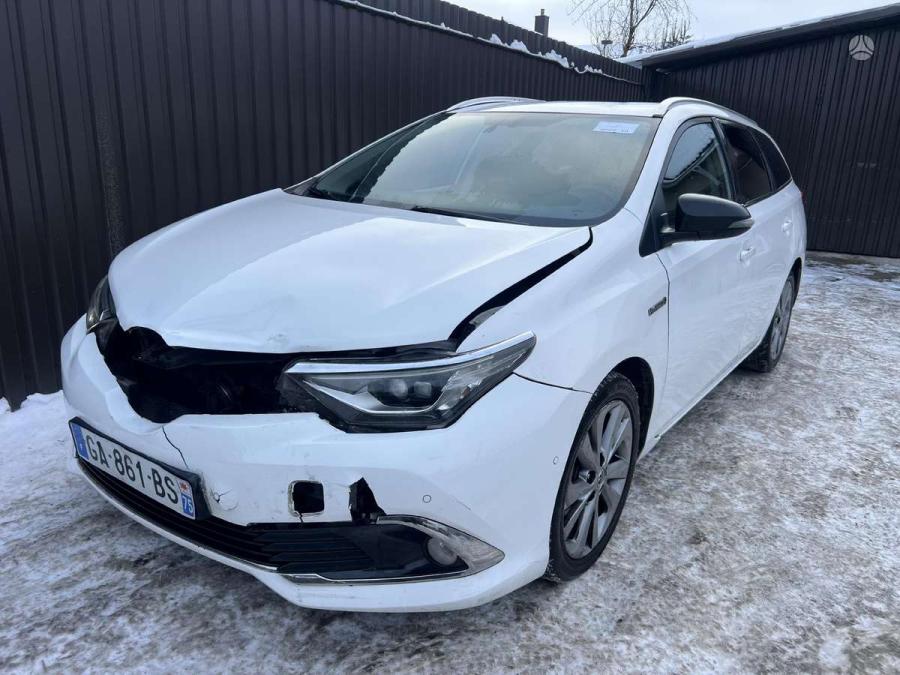 White Toyota Auris 2016 in Kaunas, with an engine capacity of 1.80 L and mileage of 287 thousand km for 4600 €, photo 2 on AUTOMOTO.COM.LV