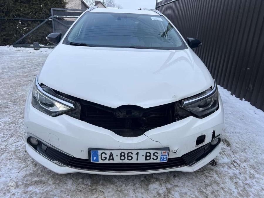 White Toyota Auris 2016 in Kaunas, with an engine capacity of 1.80 L and mileage of 287 thousand km for 4600 €, photo 3 on AUTOMOTO.COM.LV
