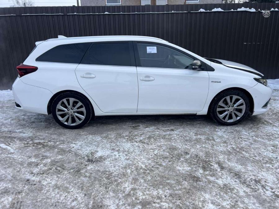 White Toyota Auris 2016 in Kaunas, with an engine capacity of 1.80 L and mileage of 287 thousand km for 4600 €, photo 4 on AUTOMOTO.COM.LV