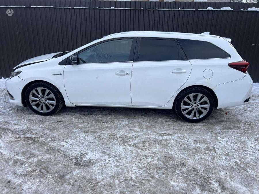 White Toyota Auris 2016 in Kaunas, with an engine capacity of 1.80 L and mileage of 287 thousand km for 4600 €, photo 5 on AUTOMOTO.COM.LV