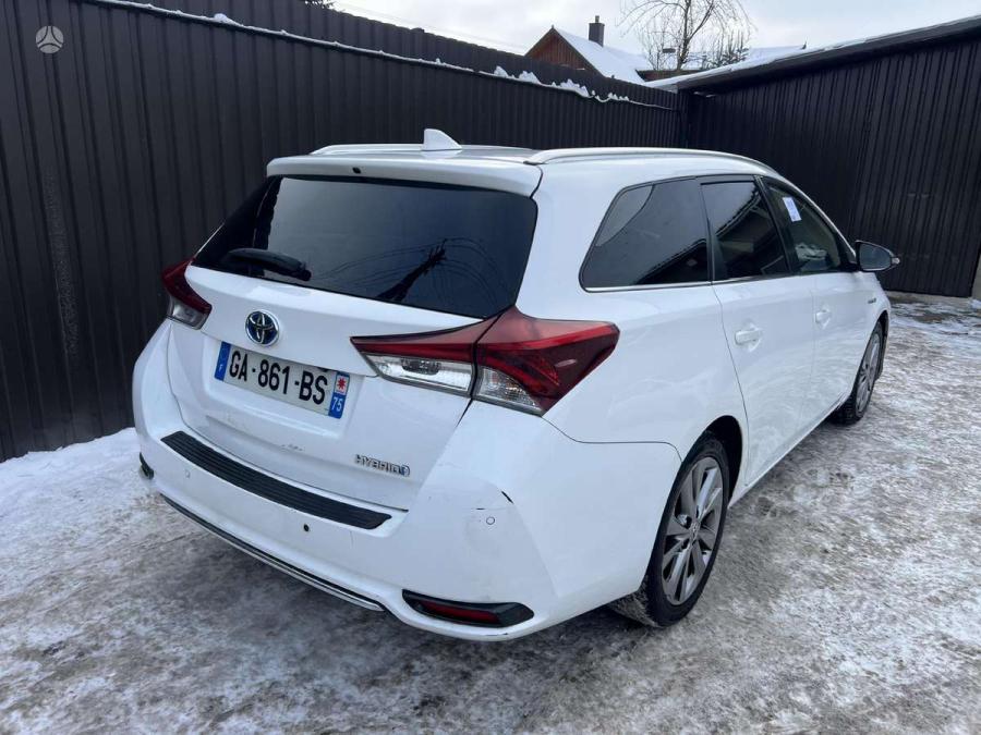White Toyota Auris 2016 in Kaunas, with an engine capacity of 1.80 L and mileage of 287 thousand km for 4600 €, photo 6 on AUTOMOTO.COM.LV