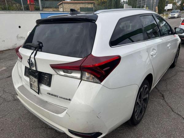 White Toyota Auris 2016 in Utena, with an engine capacity of 1.80 L and mileage of 370 thousand km for 6350 €, photo 3 on AUTOMOTO.COM.LV