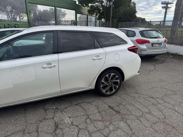 White Toyota Auris 2016 in Utena, with an engine capacity of 1.80 L and mileage of 370 thousand km for 6350 €, photo 5 on AUTOMOTO.COM.LV