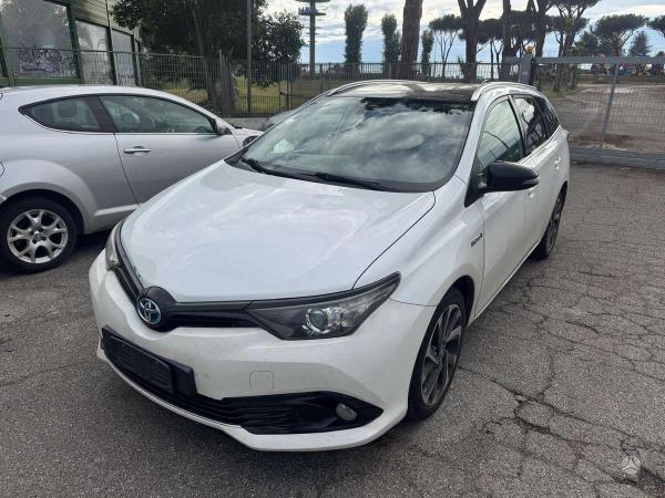 White Toyota Auris 2016 in Utena, with an engine capacity of 1.80 L and mileage of 370 thousand km for 6350 €, photo 6 on AUTOMOTO.COM.LV