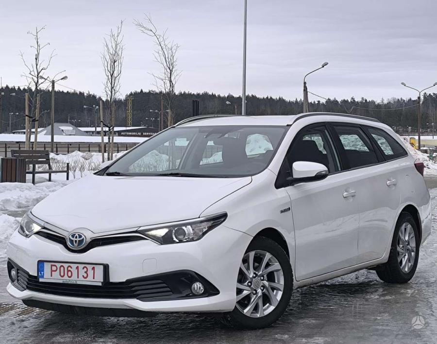White Toyota Auris 2016 in Vilnius, with an engine capacity of 1.80 L and mileage of 297 thousand km for 7500 €, photo 1 on AUTOMOTO.COM.LV
