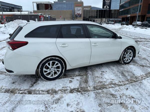 Balts Toyota Auris 2016 Tallina, ar dzinēja tilpumu 1.60 L un nobraukumu 150 tūkst. km par 8900 €, foto 4 vietnē AUTOMOTO.COM.LV