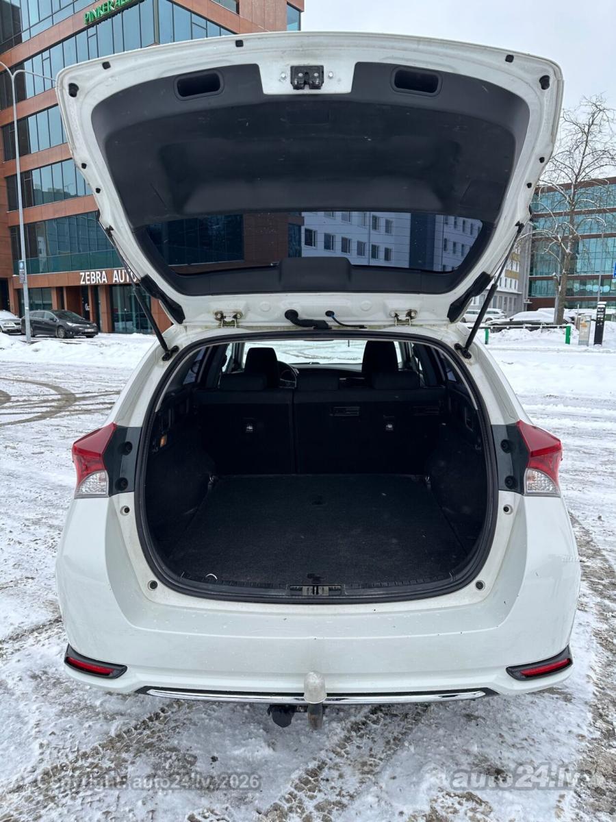 White Toyota Auris 2016 in Tallinn, with an engine capacity of 1.60 L and mileage of 150 thousand km for 8900 €, photo 6 on AUTOMOTO.COM.LV
