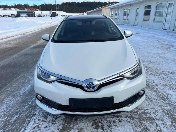 White Toyota Auris 2016 in Vilnius, with an engine capacity of 1.80 L and mileage of 173 thousand km for 10900 €, photo 1 on AUTOMOTO.COM.LV