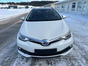 White Toyota Auris 2016 in Vilnius, with an engine capacity of 1.80 L and mileage of 173 thousand km for 10900 €, photo  on AUTOMOTO.COM.LV
