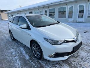 White Toyota Auris 2016 in Vilnius, with an engine capacity of 1.80 L and mileage of 173 thousand km for 10900 €, photo 2 on AUTOMOTO.COM.LV