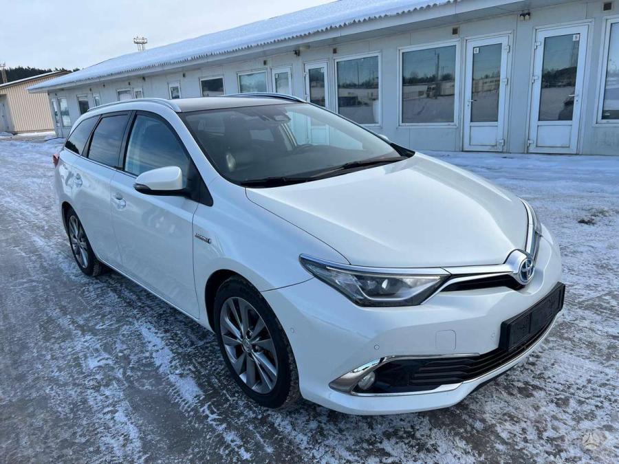 White Toyota Auris 2016 in Vilnius, with an engine capacity of 1.80 L and mileage of 173 thousand km for 10900 €, photo 2 on AUTOMOTO.COM.LV