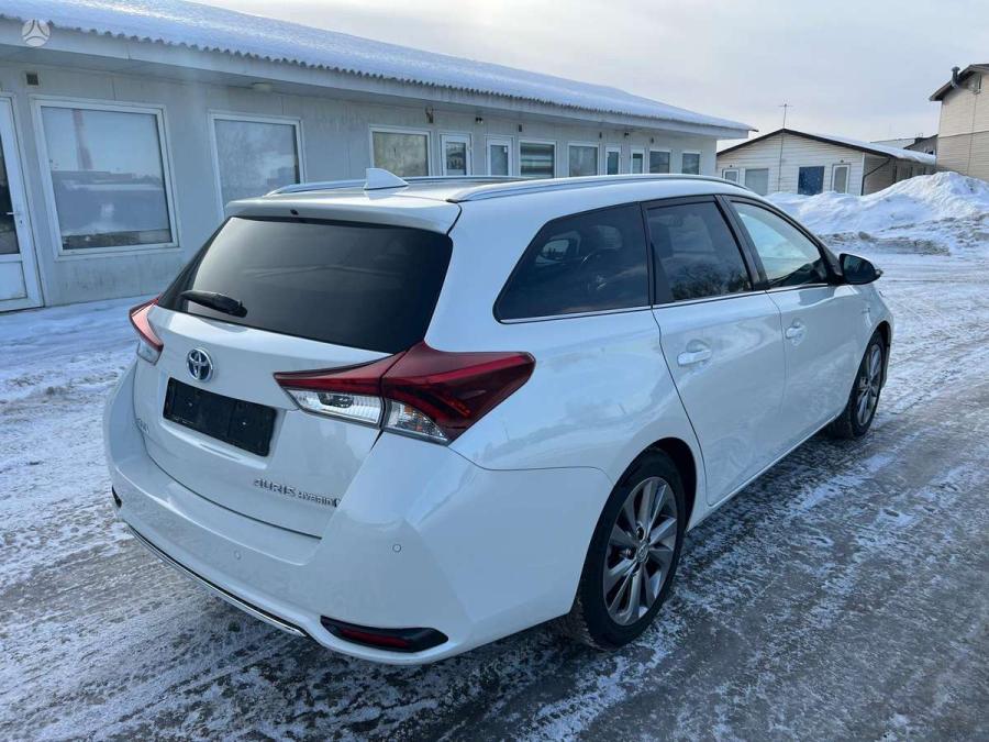 White Toyota Auris 2016 in Vilnius, with an engine capacity of 1.80 L and mileage of 173 thousand km for 10900 €, photo 3 on AUTOMOTO.COM.LV