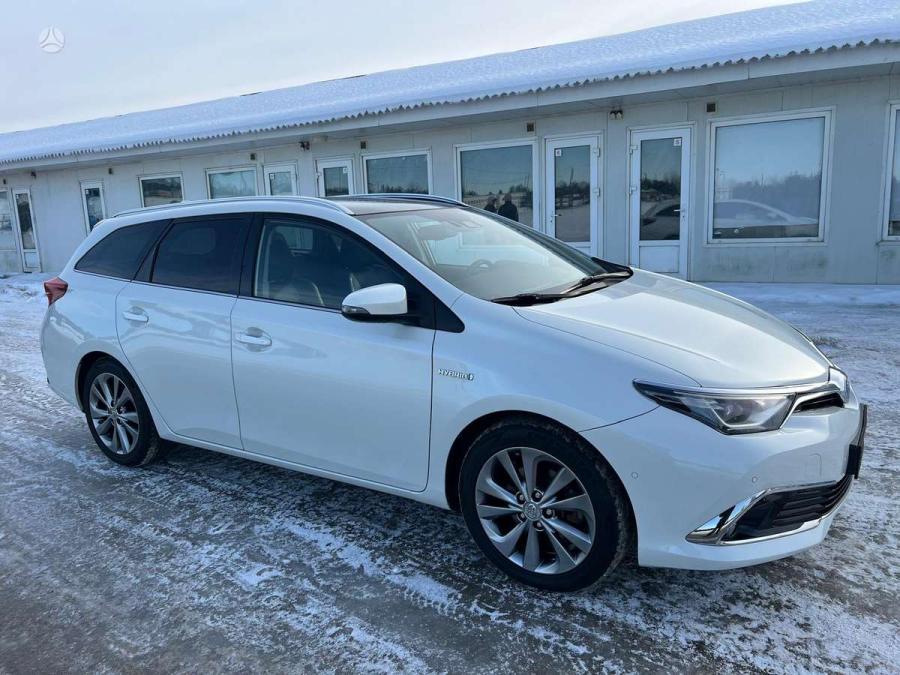White Toyota Auris 2016 in Vilnius, with an engine capacity of 1.80 L and mileage of 173 thousand km for 10900 €, photo 4 on AUTOMOTO.COM.LV