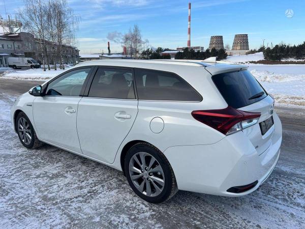 White Toyota Auris 2016 in Vilnius, with an engine capacity of 1.80 L and mileage of 173 thousand km for 10900 €, photo 5 on AUTOMOTO.COM.LV