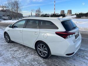 White Toyota Auris 2016 in Vilnius, with an engine capacity of 1.80 L and mileage of 173 thousand km for 10900 €, photo 5 on AUTOMOTO.COM.LV