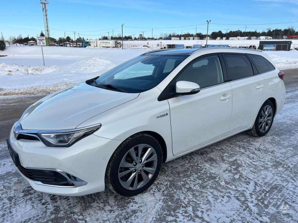 White Toyota Auris 2016 in Vilnius, with an engine capacity of 1.80 L and mileage of 173 thousand km for 10900 €, photo 6 on AUTOMOTO.COM.LV