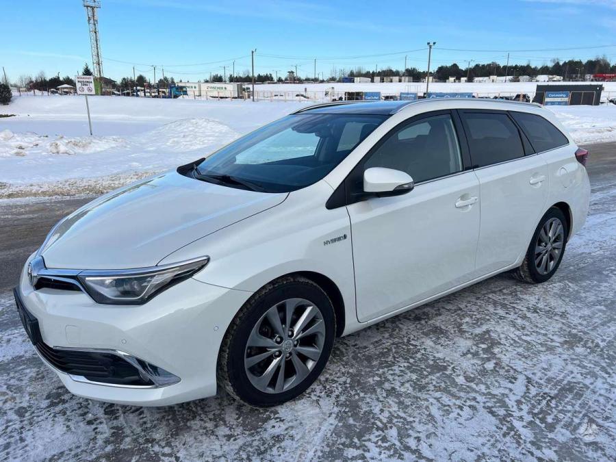 White Toyota Auris 2016 in Vilnius, with an engine capacity of 1.80 L and mileage of 173 thousand km for 10900 €, photo 6 on AUTOMOTO.COM.LV