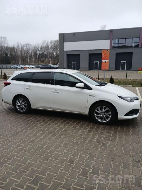 Balts Toyota Auris 2016 Rīga, ar dzinēja tilpumu 1.80 L un nobraukumu 350 tūkst. km par 7500 €, foto 1 vietnē AUTOMOTO.COM.LV