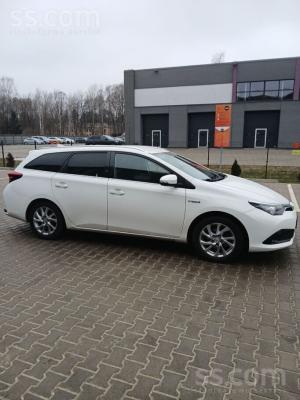 Balts Toyota Auris 2016 Rīga, ar dzinēja tilpumu 1.80 L un nobraukumu 350 tūkst. km par 7500 €, foto  vietnē AUTOMOTO.COM.LV