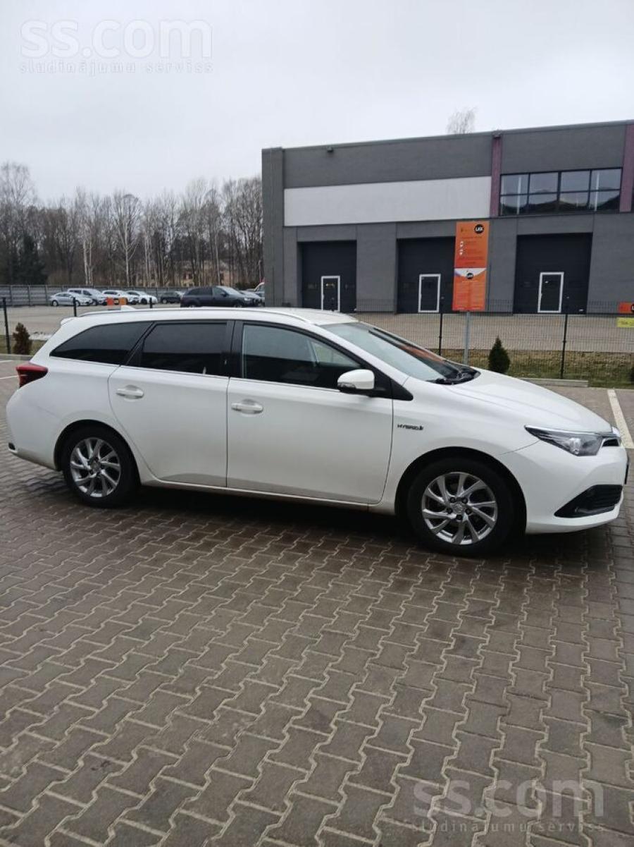 Balts Toyota Auris 2016 Rīga, ar dzinēja tilpumu 1.80 L un nobraukumu 350 tūkst. km par 7500 €, foto 1 vietnē AUTOMOTO.COM.LV