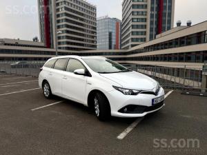White Toyota Auris 2016 in Riga, with an engine capacity of 1.80 L and mileage of 201 thousand km for 8100 €, photo  on AUTOMOTO.COM.LV