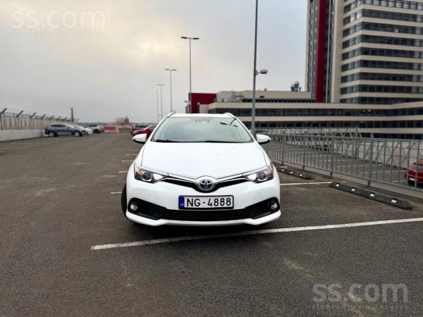 White Toyota Auris 2016 in Riga, with an engine capacity of 1.80 L and mileage of 201 thousand km for 8100 €, photo 2 on AUTOMOTO.COM.LV